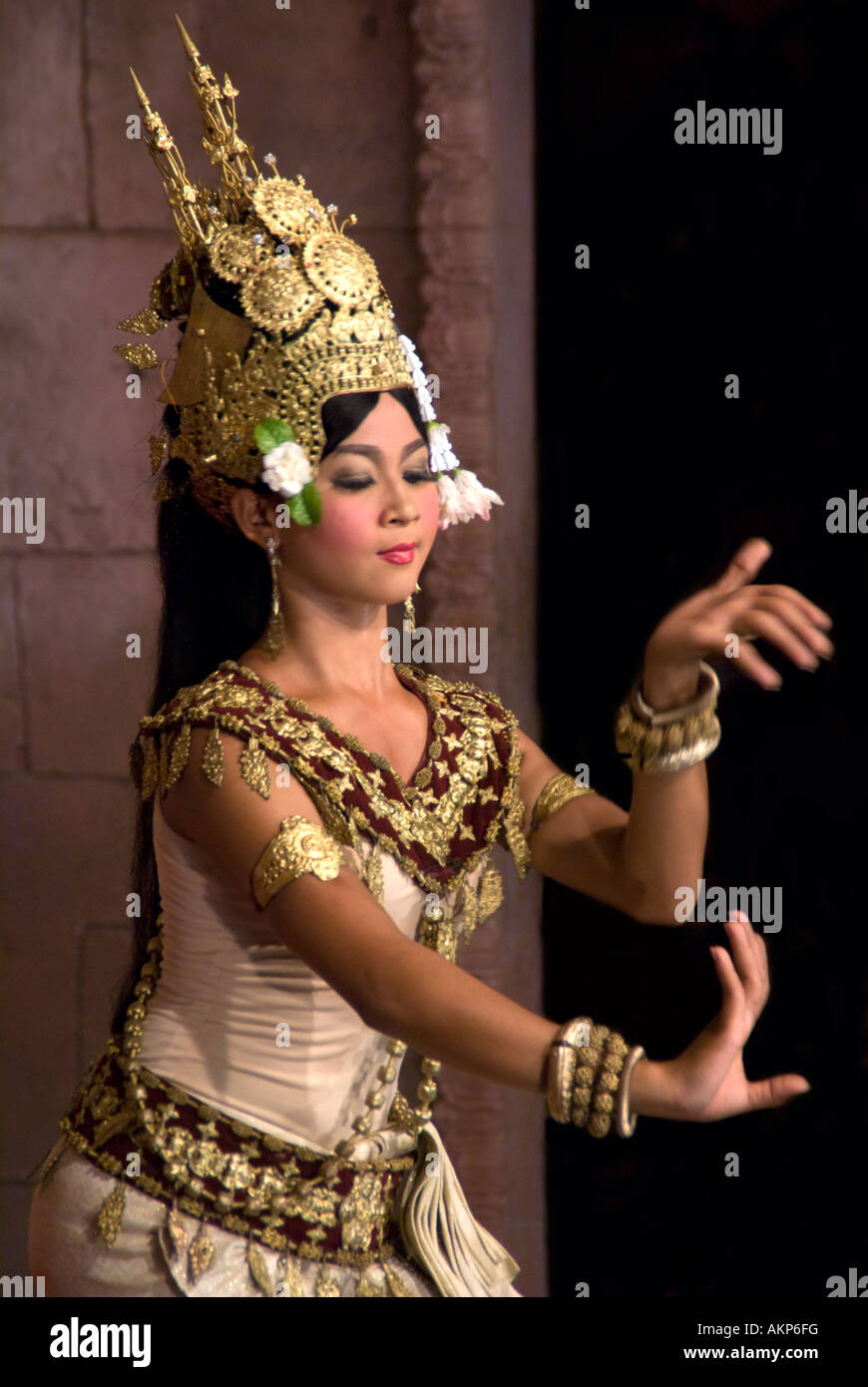 Khmer traditional Apsara dancer in Siem Reap Stock Photo - Alamy