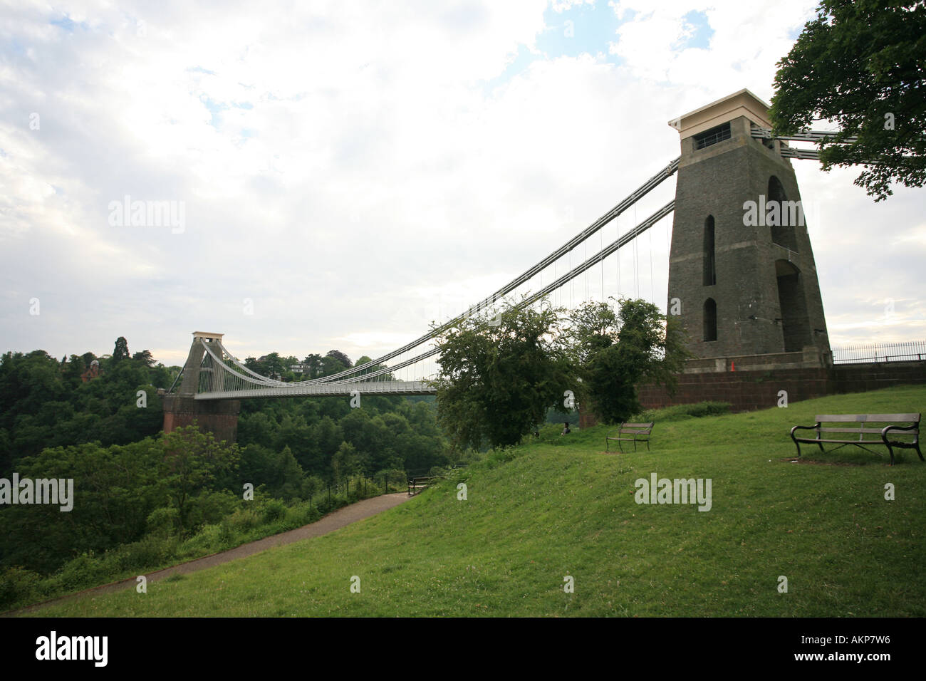 World famous Clifton Suspension Bridge spans the Avon gorge and river ...