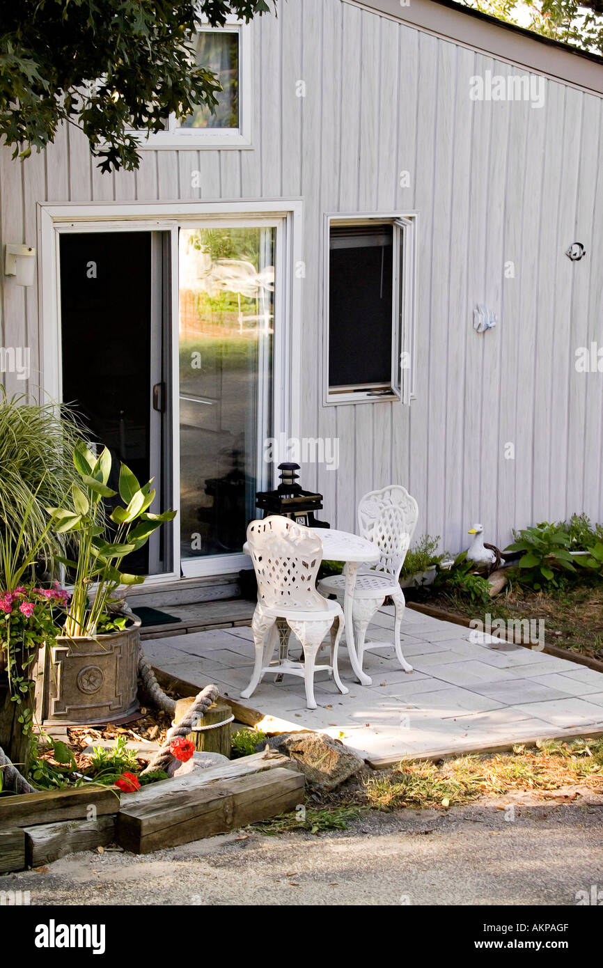 Middle class home garden hi-res stock photography and images - Alamy