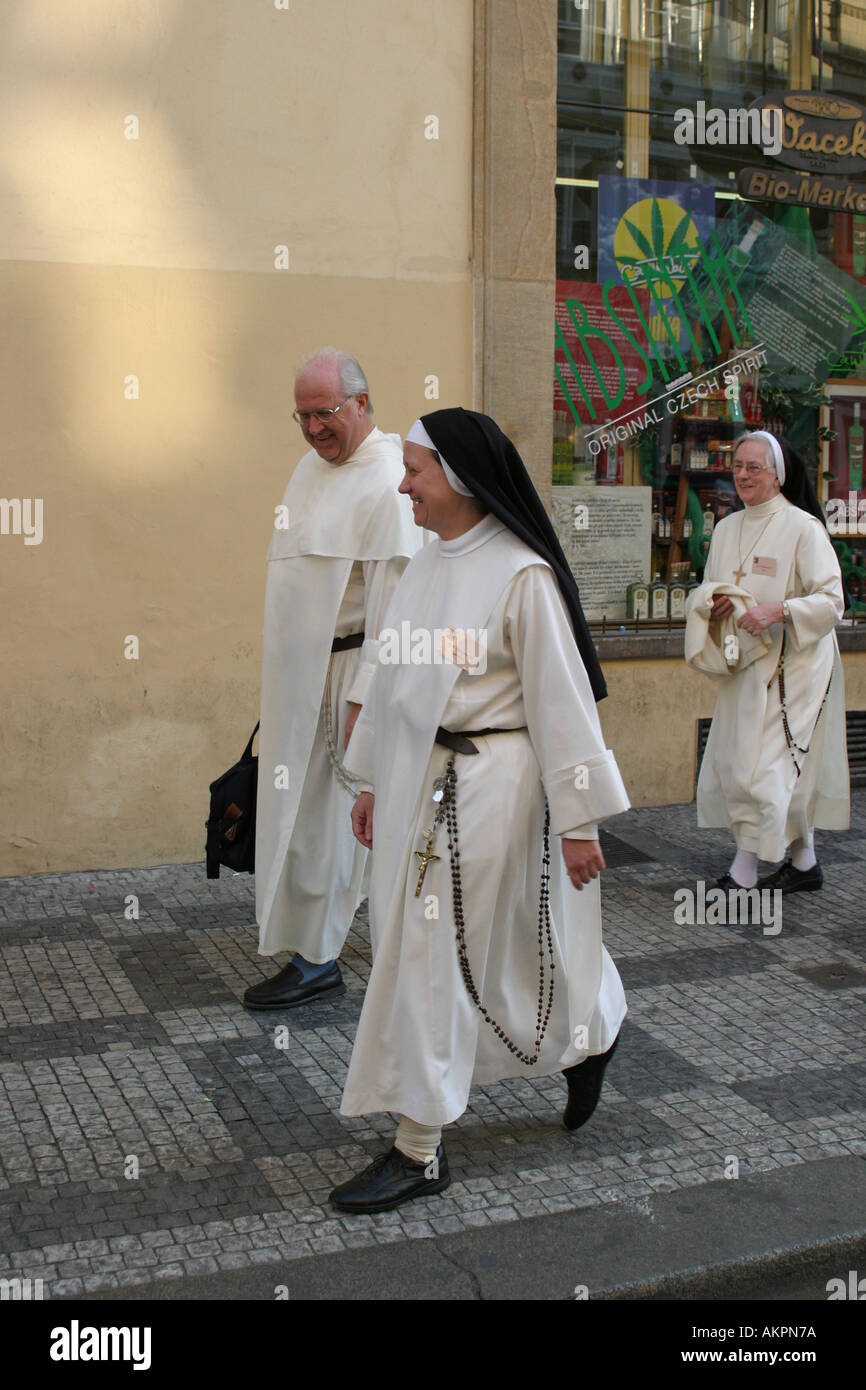 Nuns walking down a street hi-res stock photography and images - Alamy