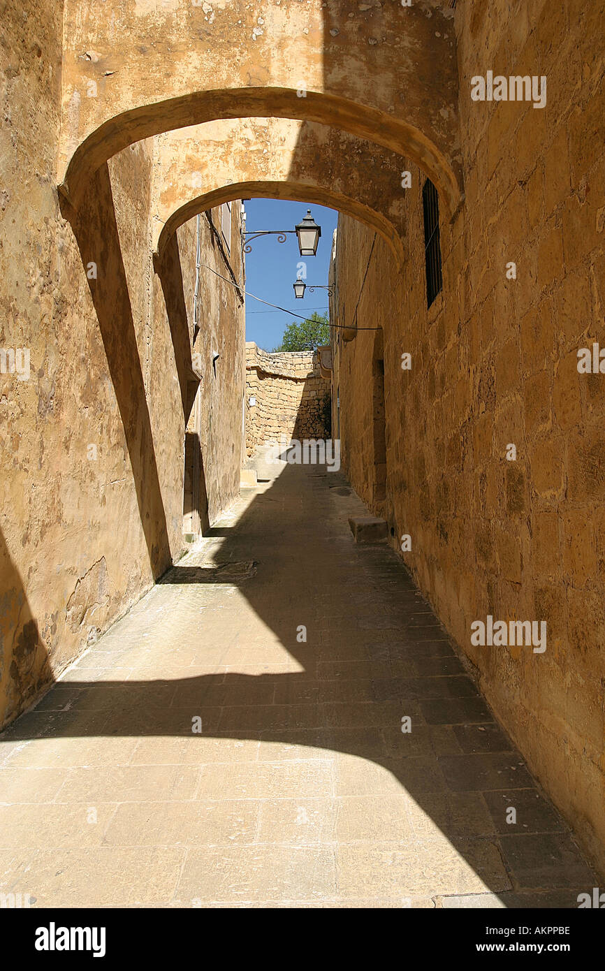 Half shaded alleyway hi-res stock photography and images - Alamy
