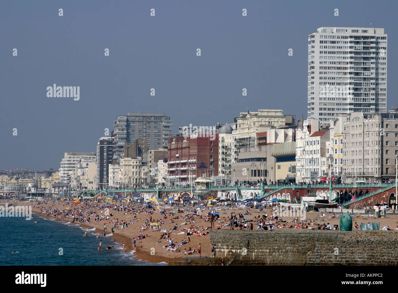 Brighton beach england packed hi-res stock photography and images - Alamy