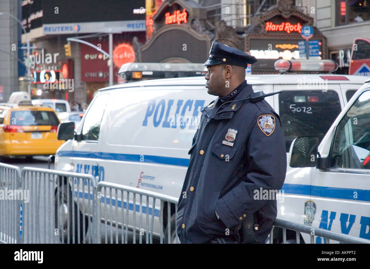 police officer times square new york city Stock Photo - Alamy