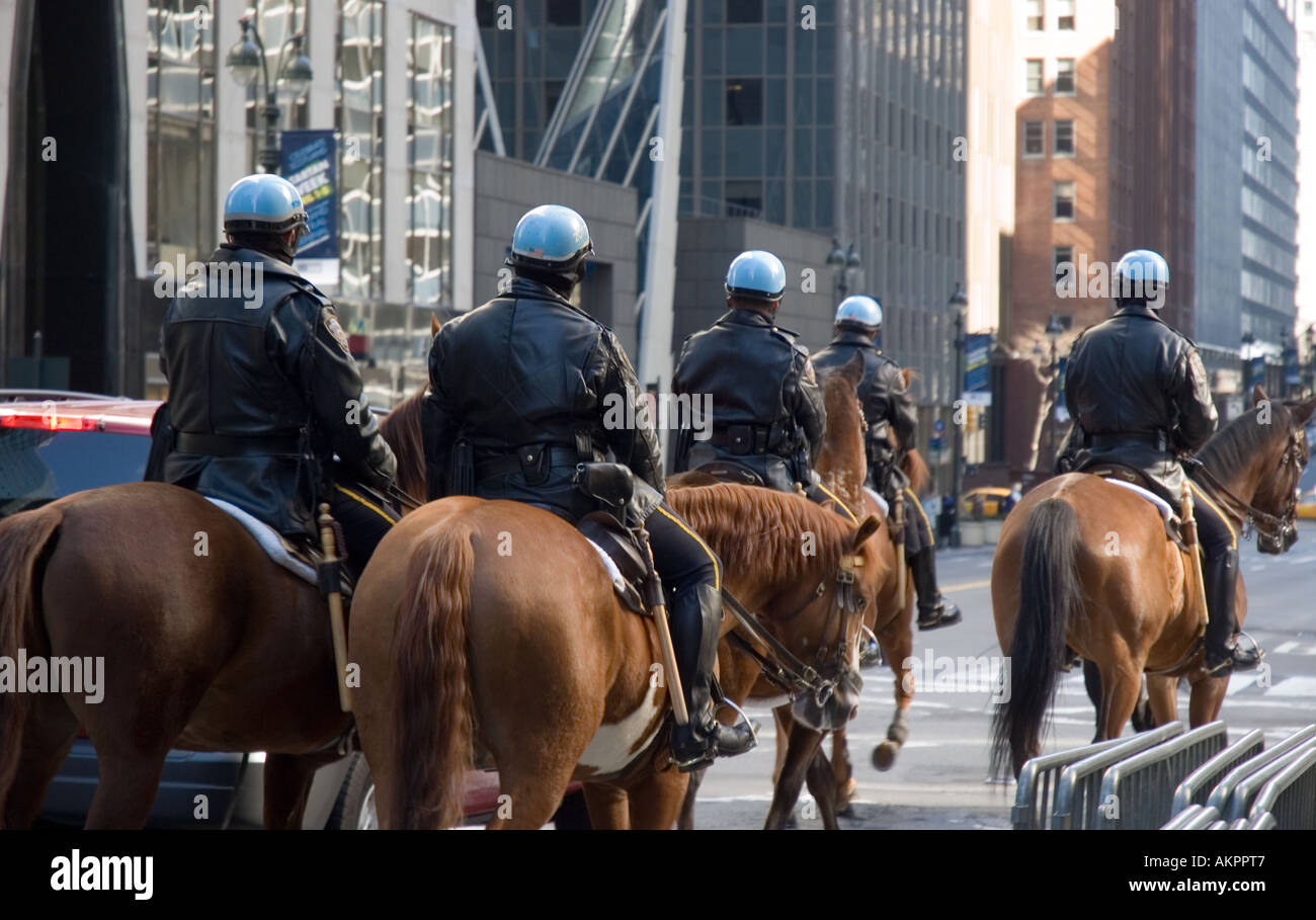 Mounted police officer in times square hi-res stock photography and ...