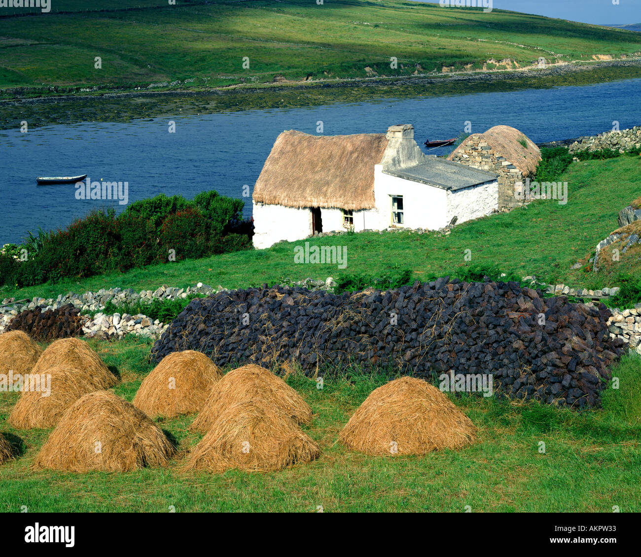 IE - CO. GALWAY: Typical Connemara Cottage near Clifden Stock Photo - Alamy