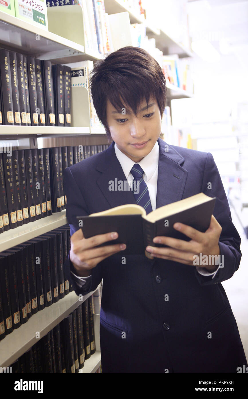 High school student in a library Stock Photo - Alamy