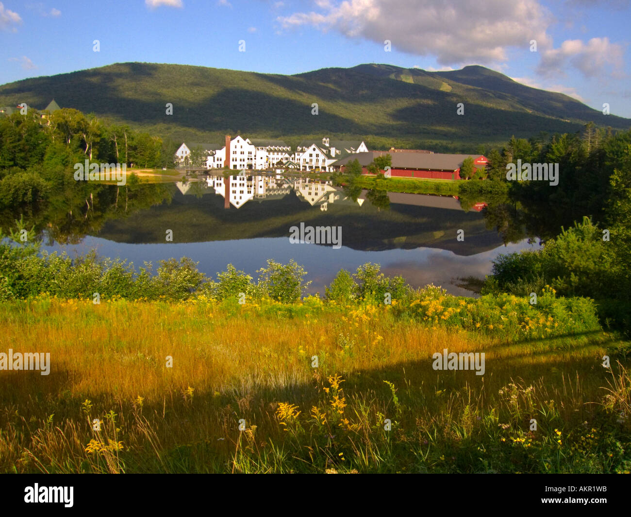 Lakeside town in a mountain setting Stock Photo - Alamy