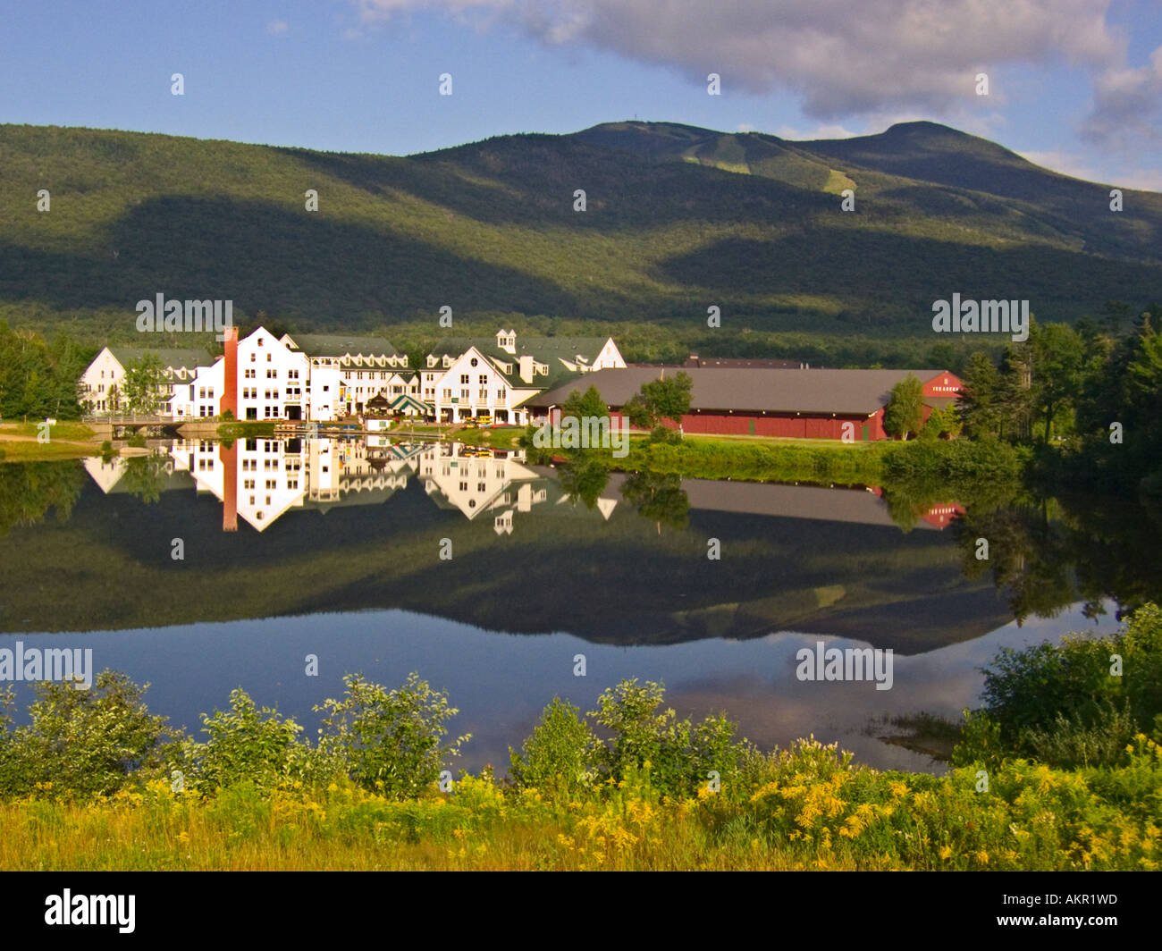 Lakeside town in a mountain setting Stock Photo - Alamy