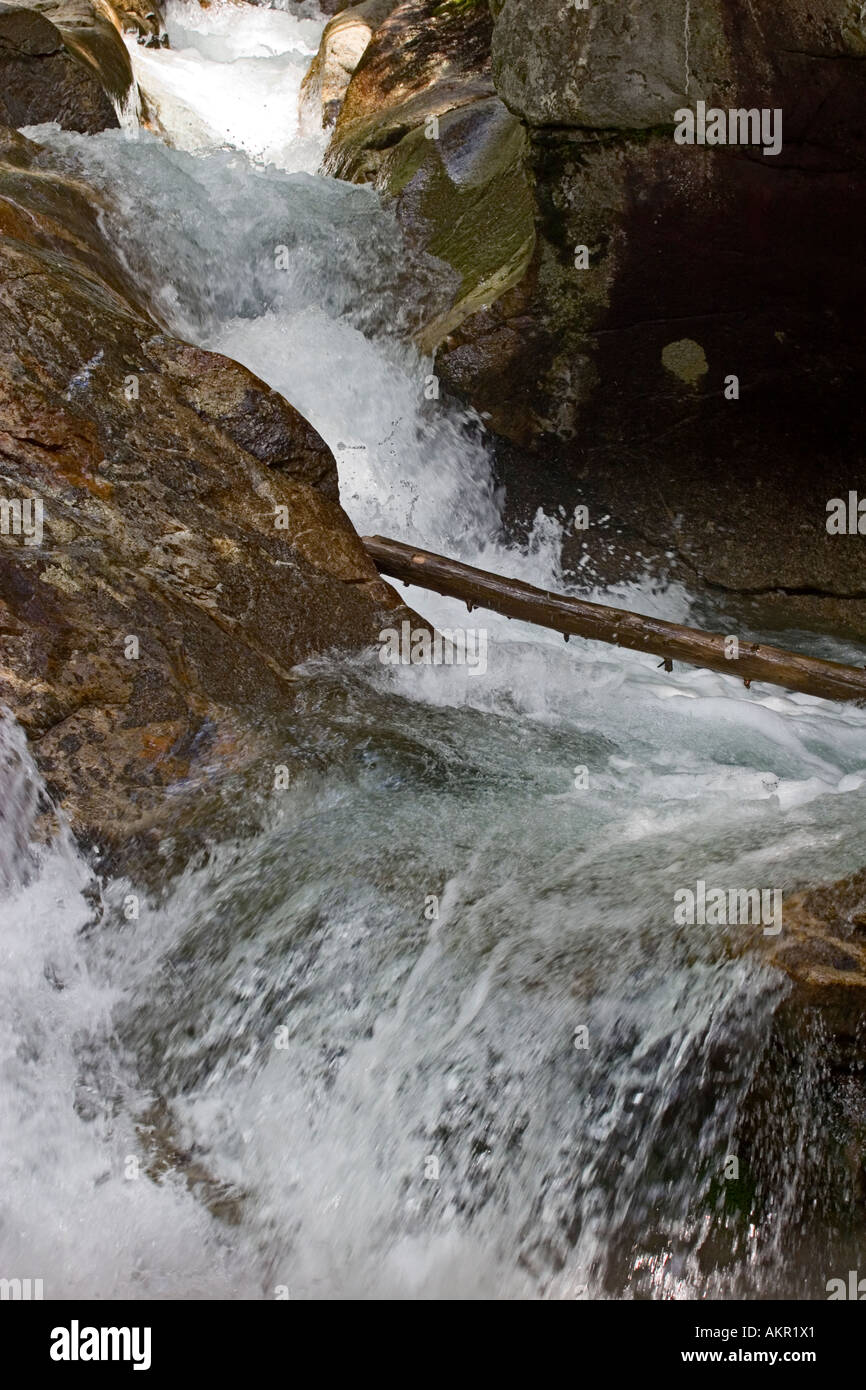 Stones on a stream bed hi-res stock photography and images - Alamy