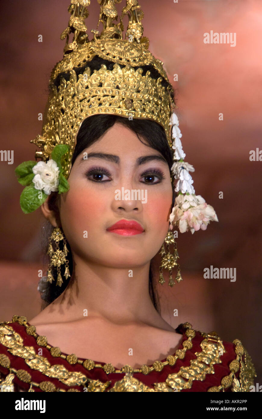 Khmer traditional Apsara dancer in Siem Reap Stock Photo - Alamy