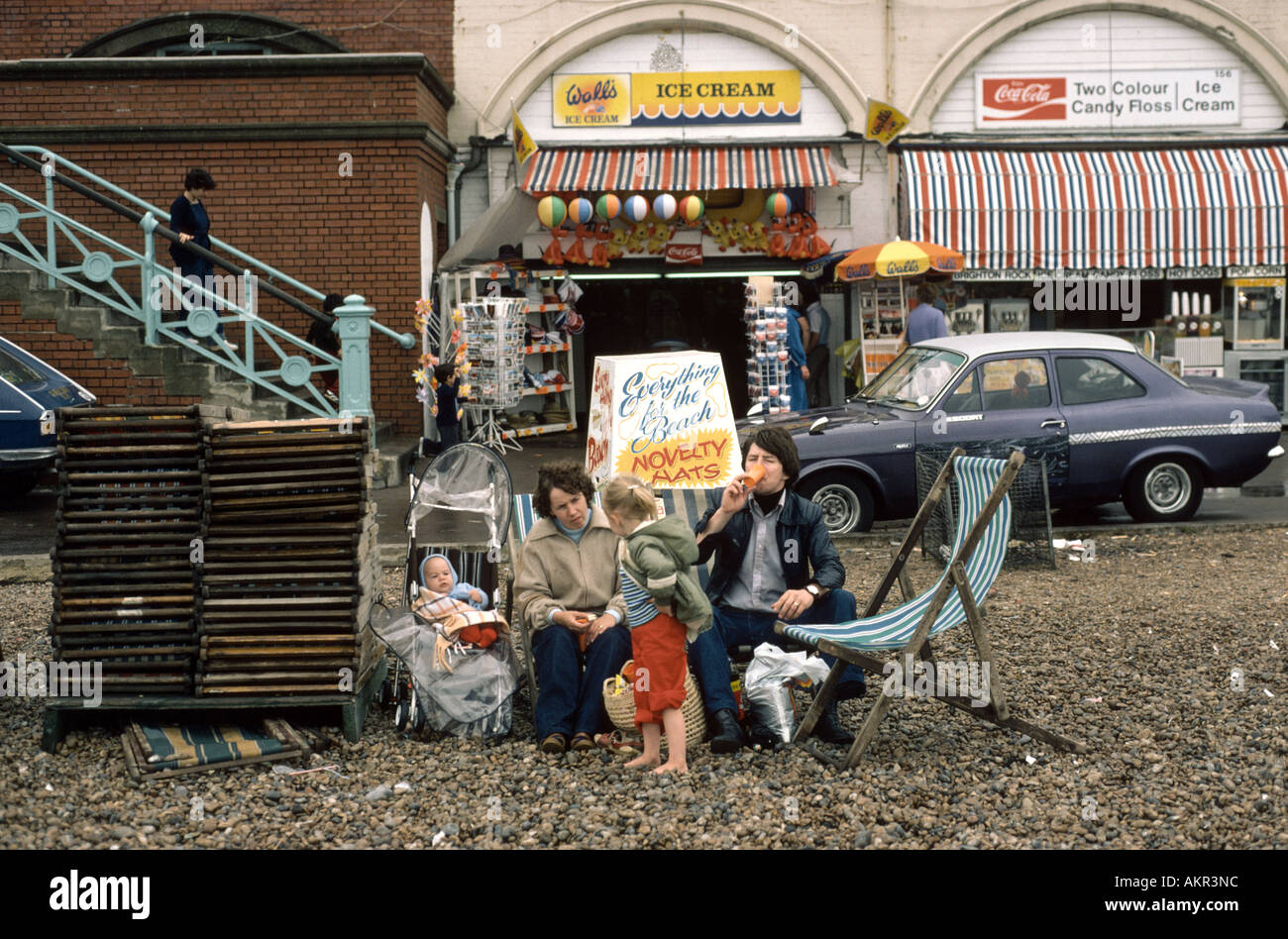 Family in the 1970's on the beach in Brighton Stock Photo - Alamy