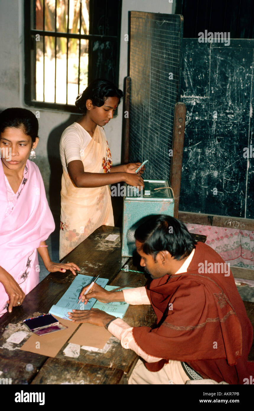 Bangladesh elections people voting hi-res stock photography and images ...