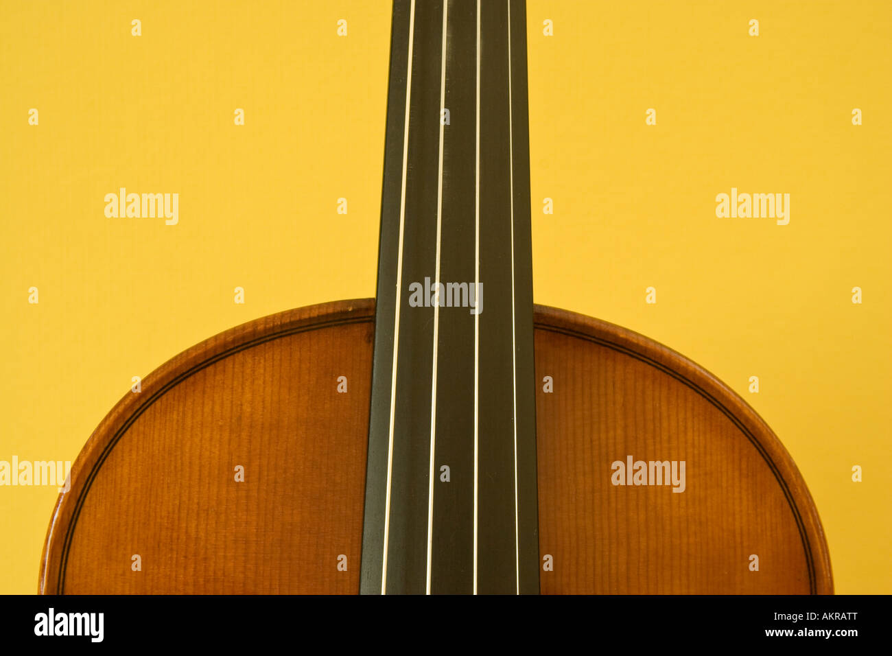 Violin on yellow background Stock Photo - Alamy