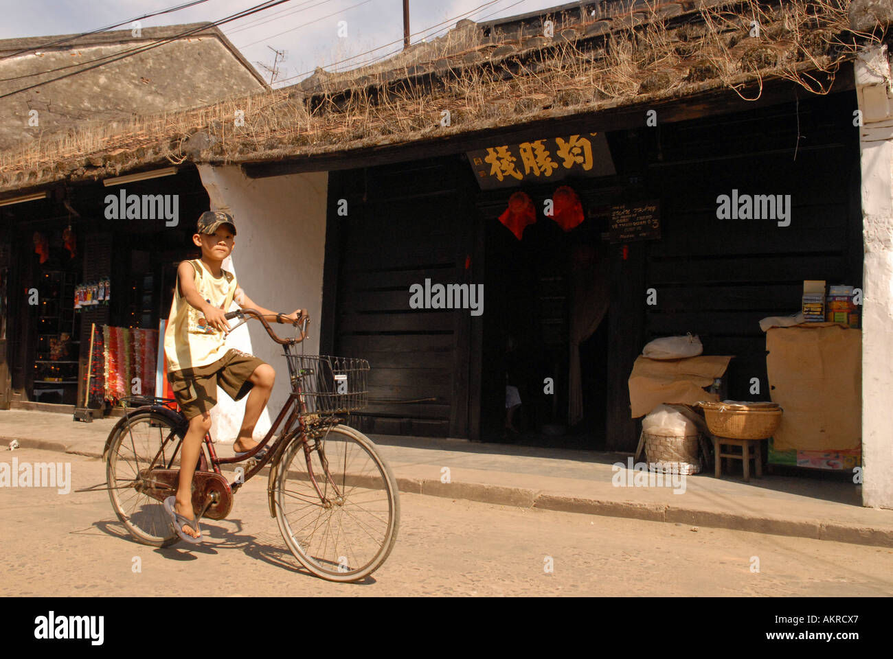 Vietnam vietnamese children on bicycle hi-res stock photography and ...