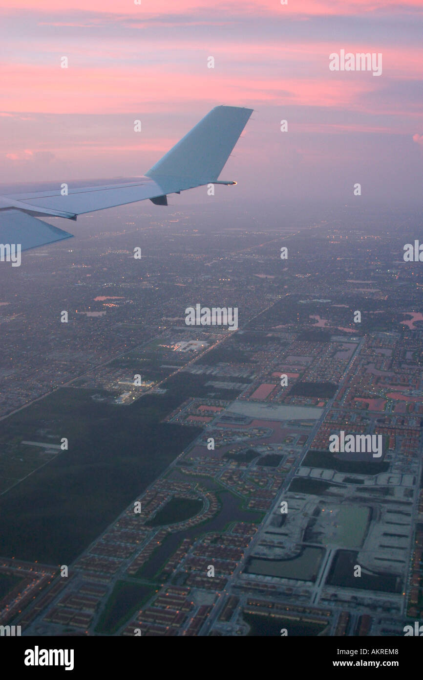 Airplane flying over pink clouds hi-res stock photography and images ...