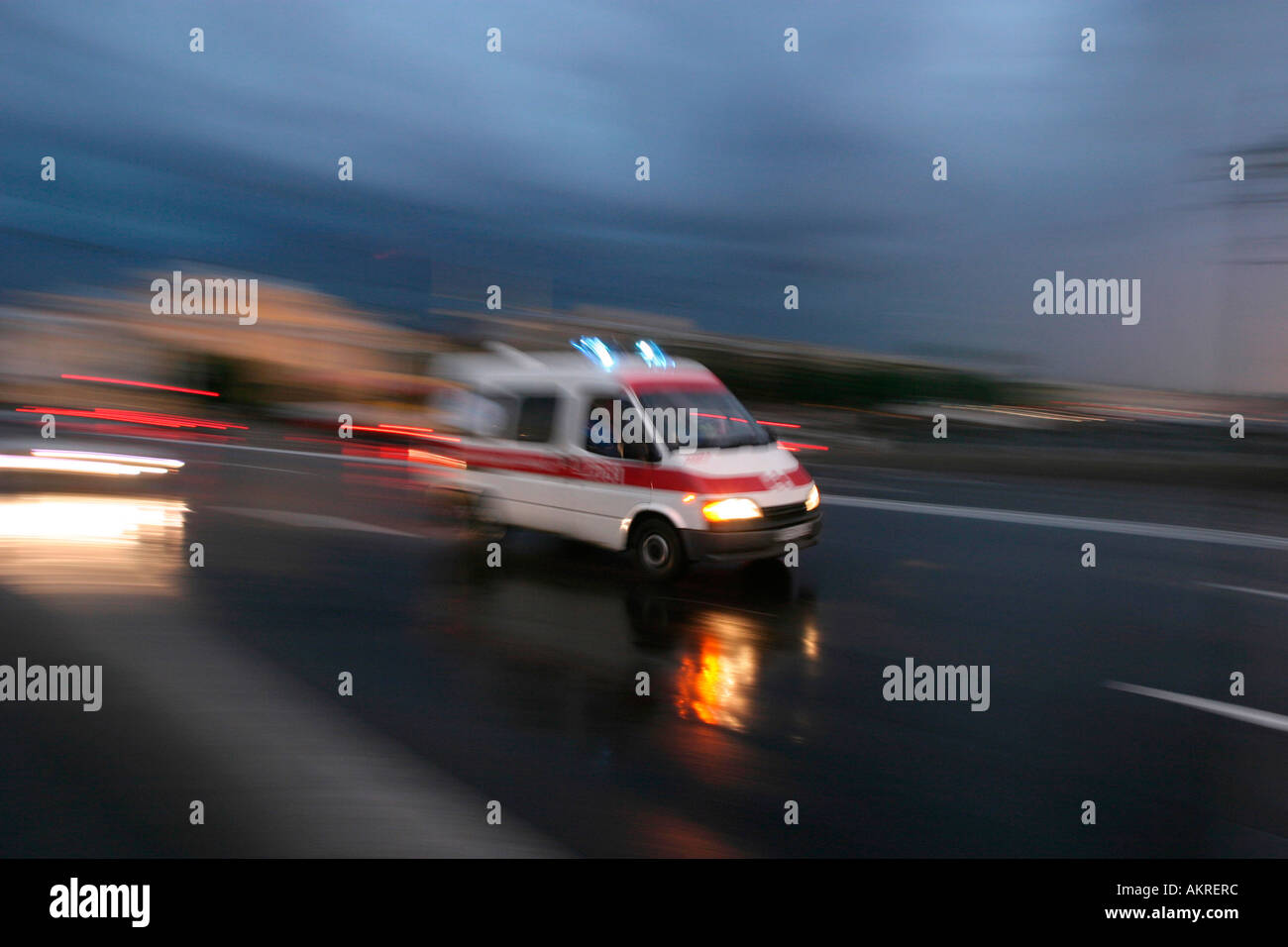 Flashing sirens ambulance hi-res stock photography and images - Alamy
