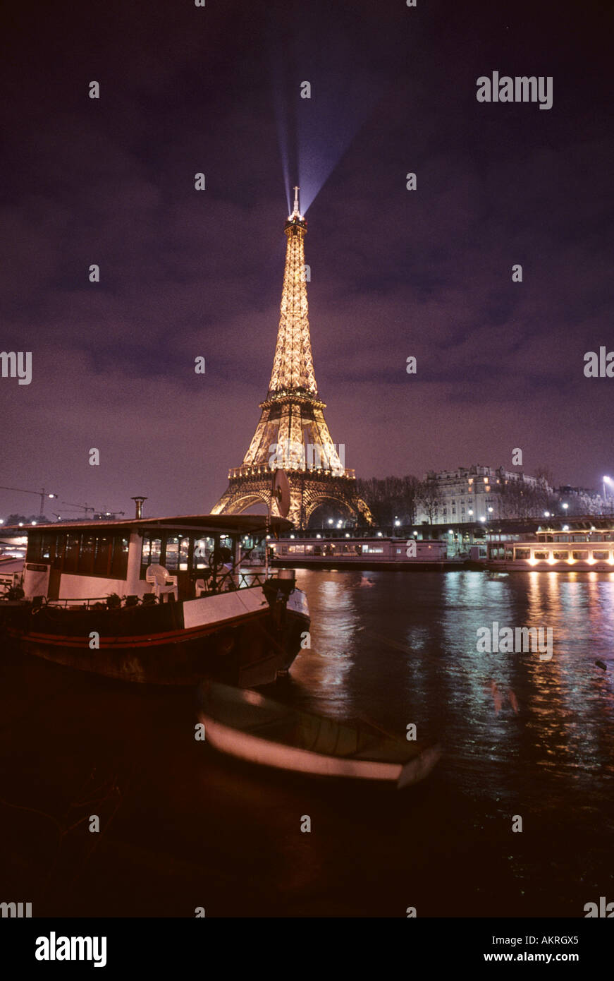 Eiffel tower acting as lighthouse seine riv hi-res stock photography ...