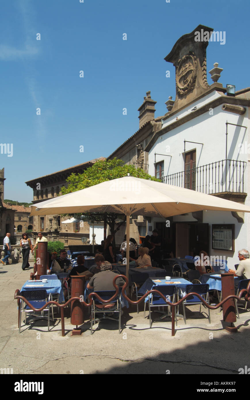 Barcelona "The Spanish Village" shopping complex and pavement bars ...