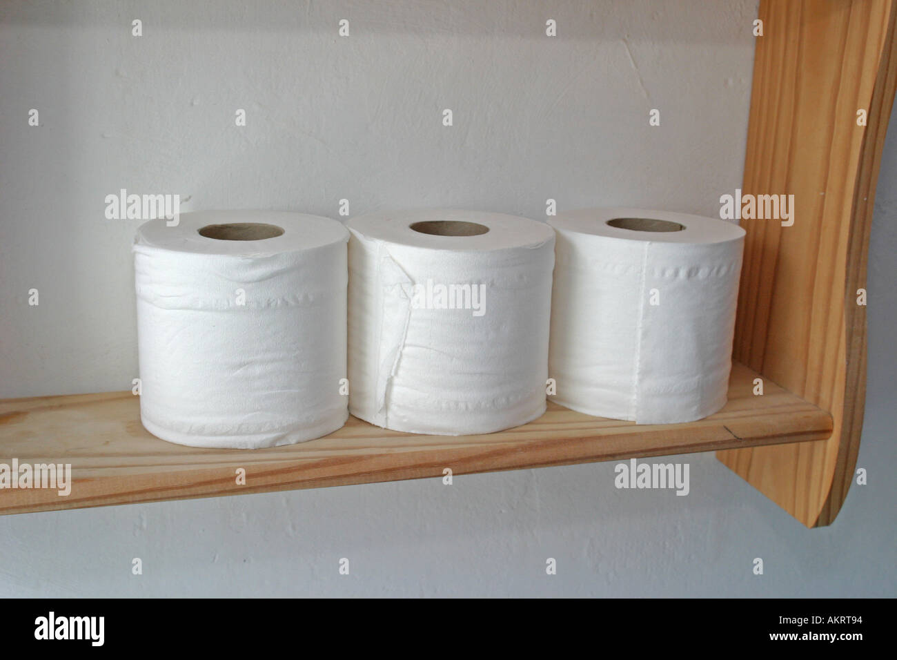 toilet roles on a shelf in a bathroom Stock Photo - Alamy