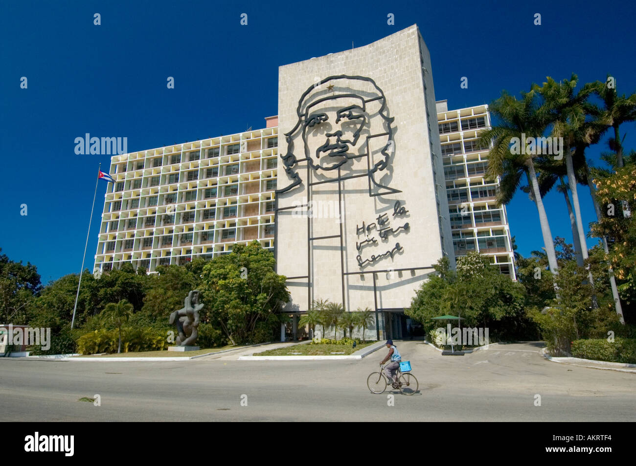 Che Guevara sculpture on building in Revolution Square Havana Cuba ...
