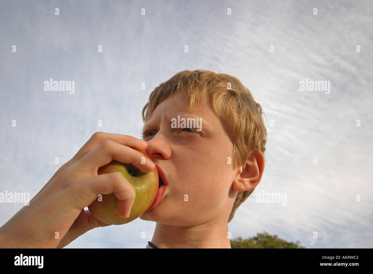 boy eating a apple outside Stock Photo - Alamy