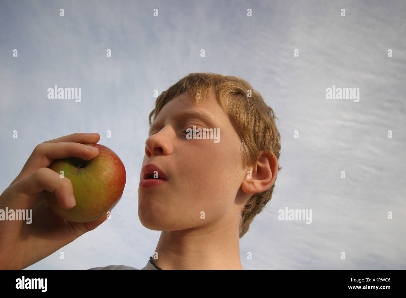 boy eating a apple outside Stock Photo - Alamy
