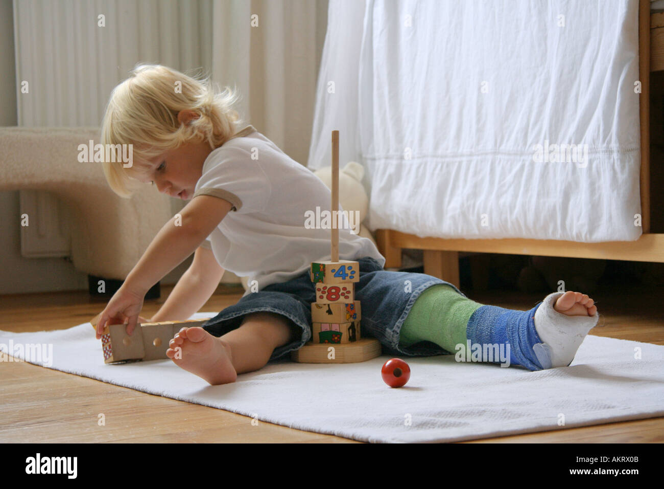 Leg cast kid hi-res stock photography and images - Alamy