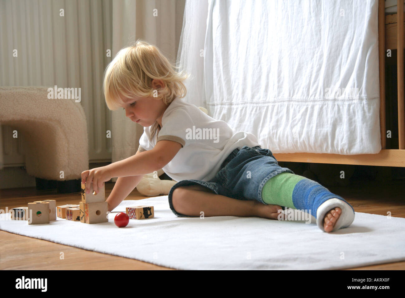 Boy with broken leg hi-res stock photography and images - Alamy