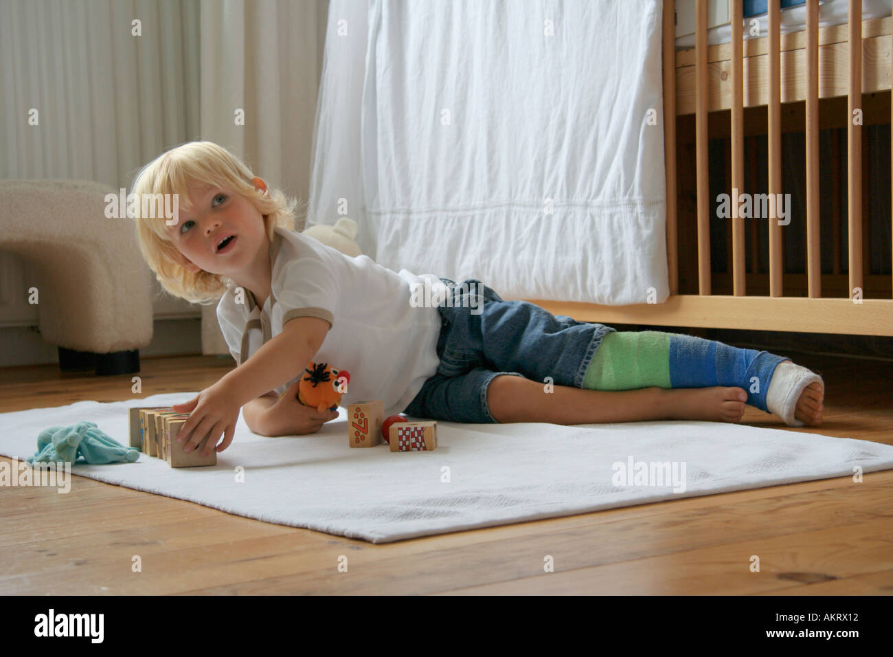 Boy with broken leg hi-res stock photography and images - Alamy