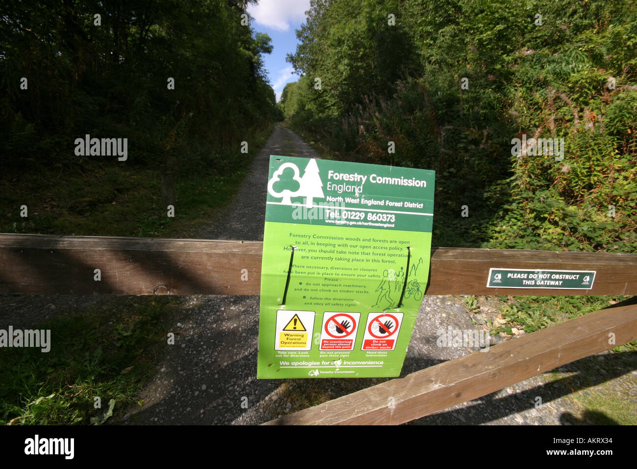 national park sign preventing access to lane in the lake district Stock ...