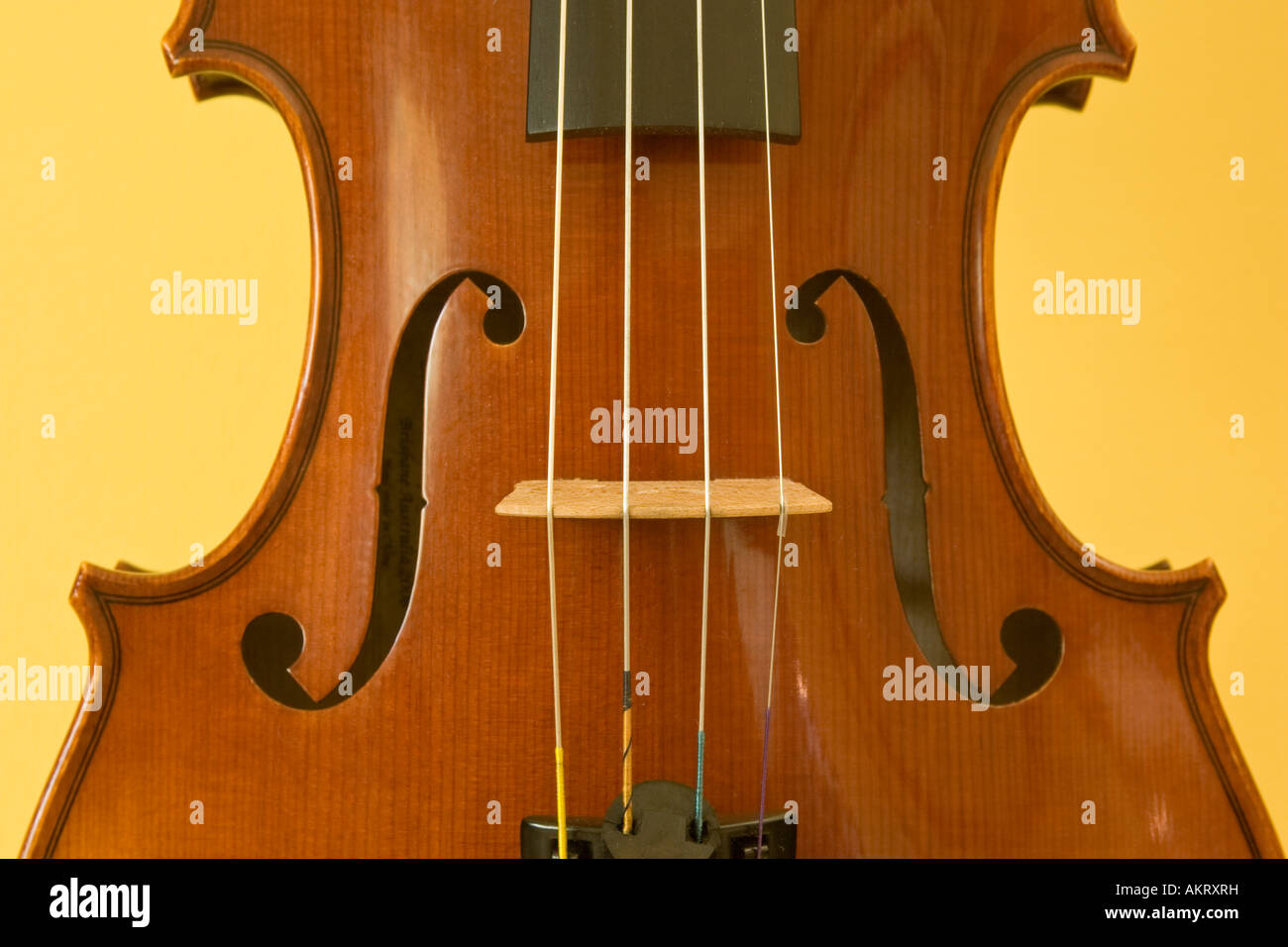 Violin on yellow background Stock Photo - Alamy