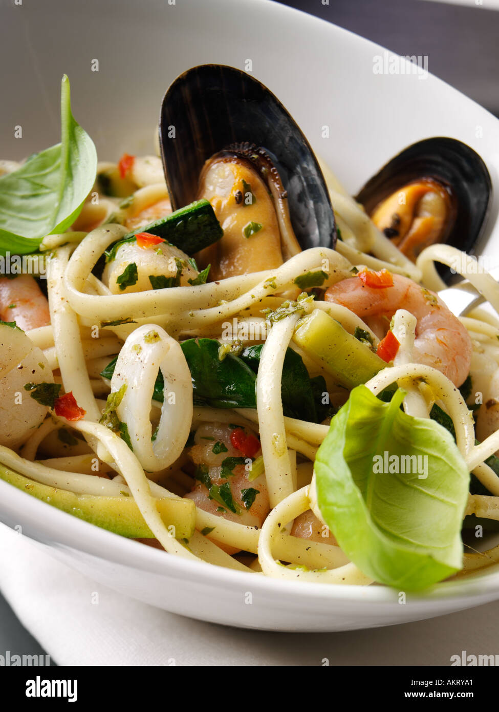Linguini prawns hi-res stock photography and images - Alamy