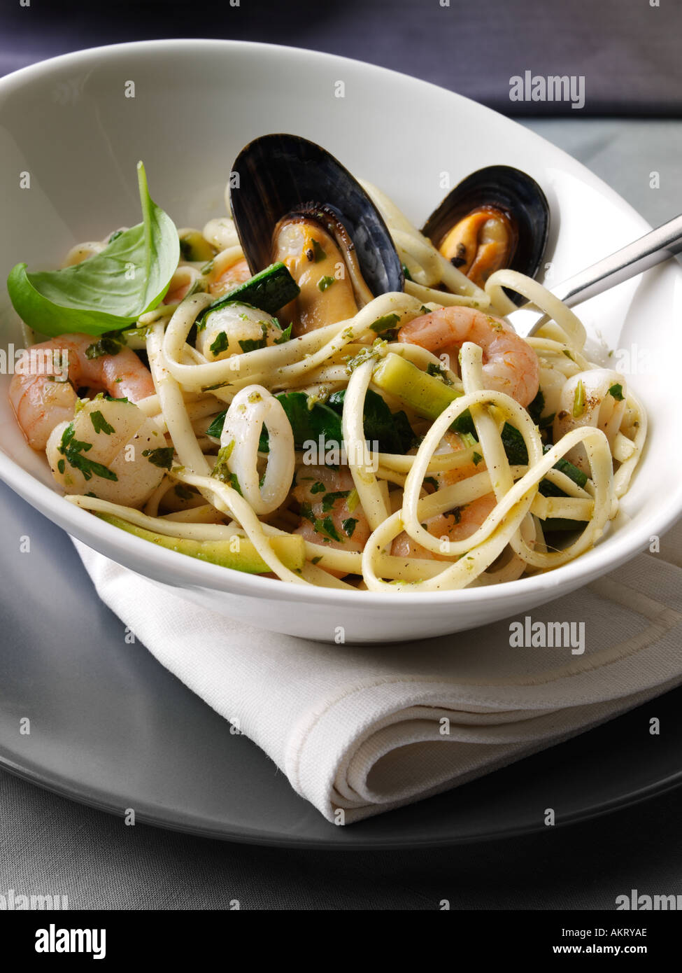 Linguini prawns hi-res stock photography and images - Alamy