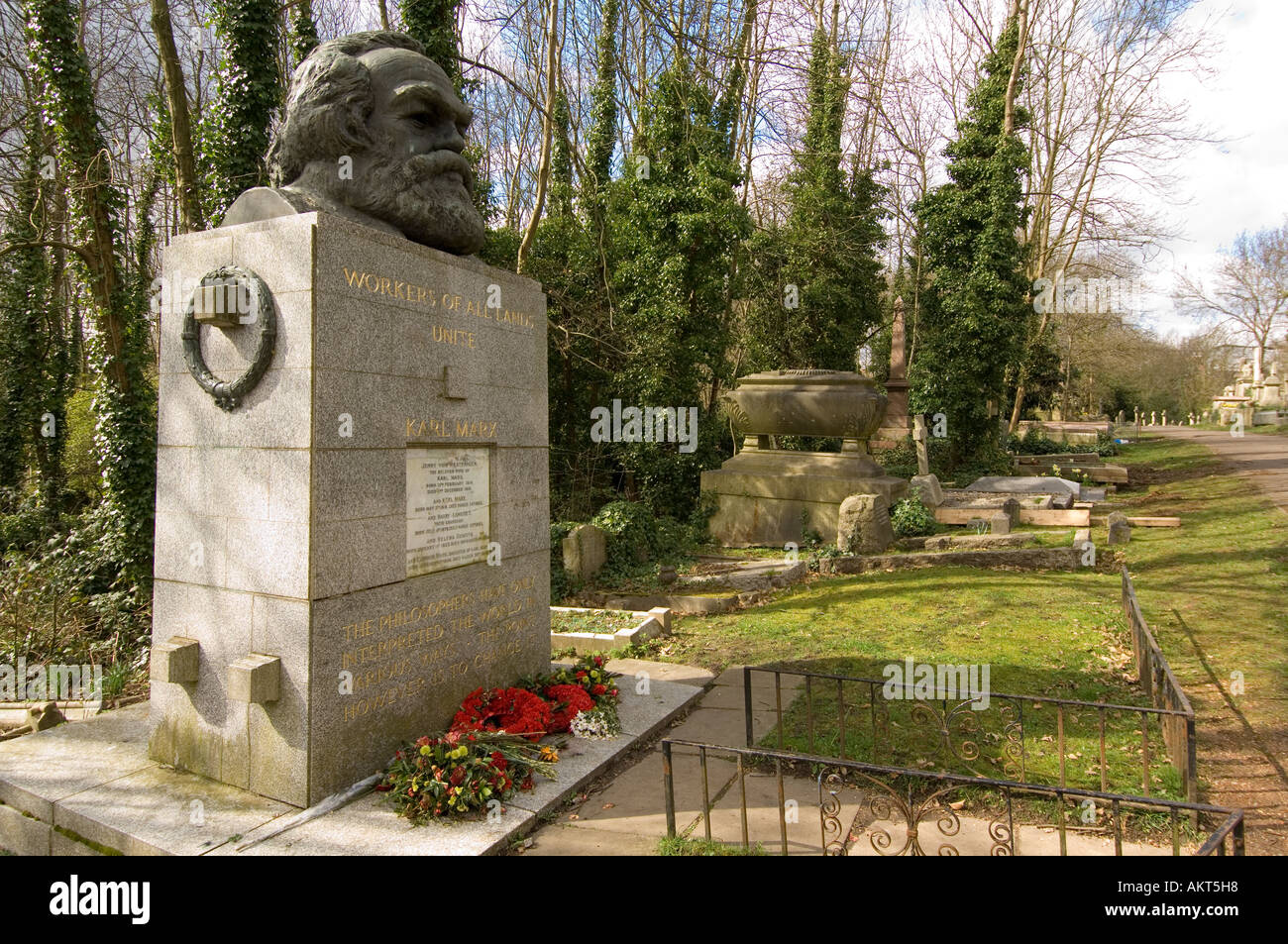 Tomb of Karl Marx in Highgate cemetary in London, England Stock Photo ...