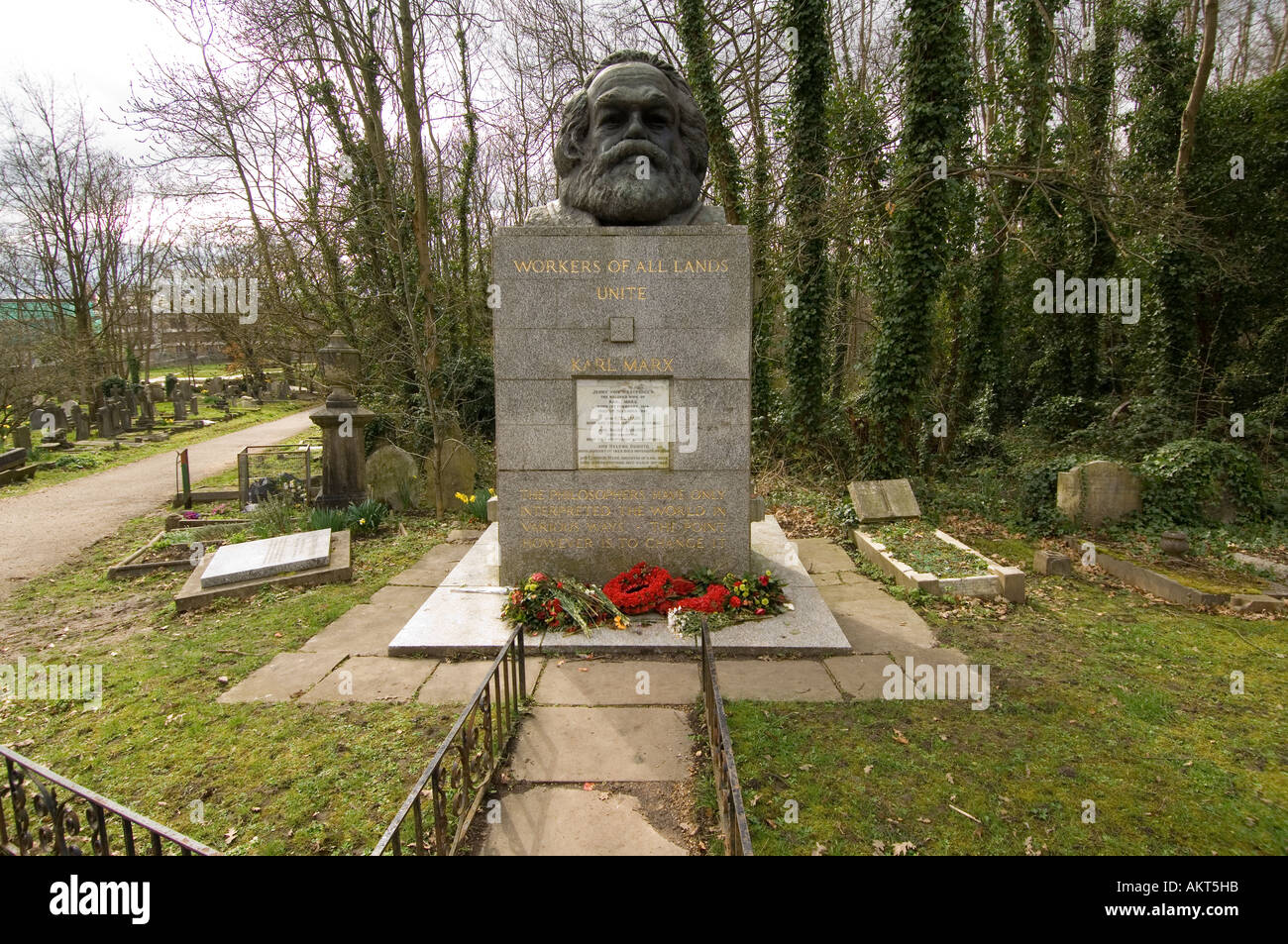 Tomb of Karl Marx in Highgate cemetary in London, England Stock Photo ...