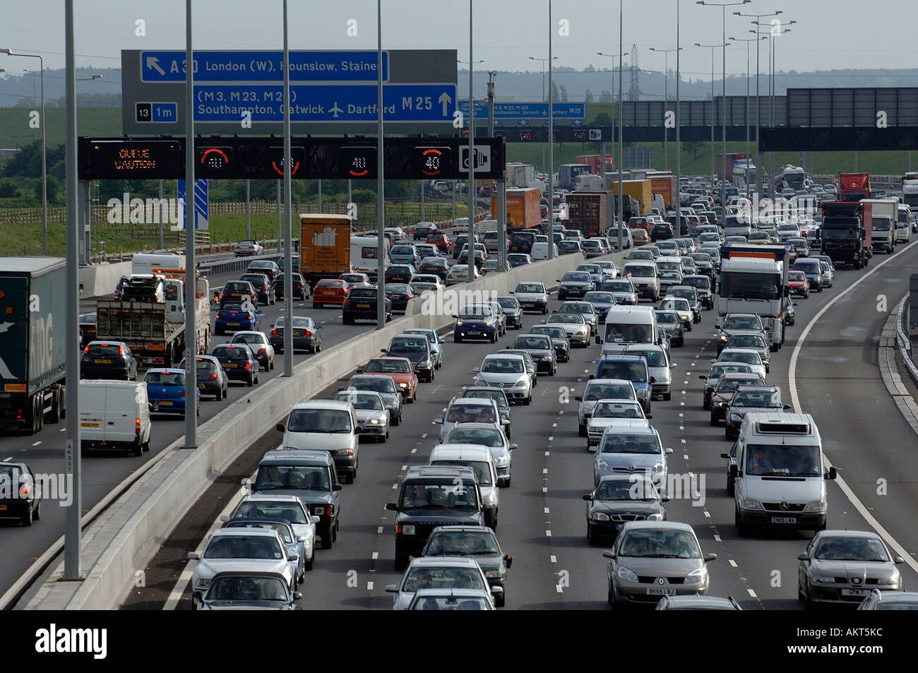 8 lane section of the M25 near to Heathrow Airport junction with M4 ...