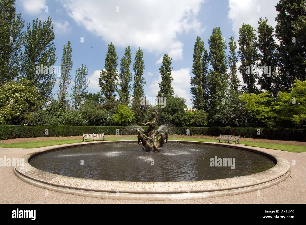 Regents park london bronze statue hi-res stock photography and images ...
