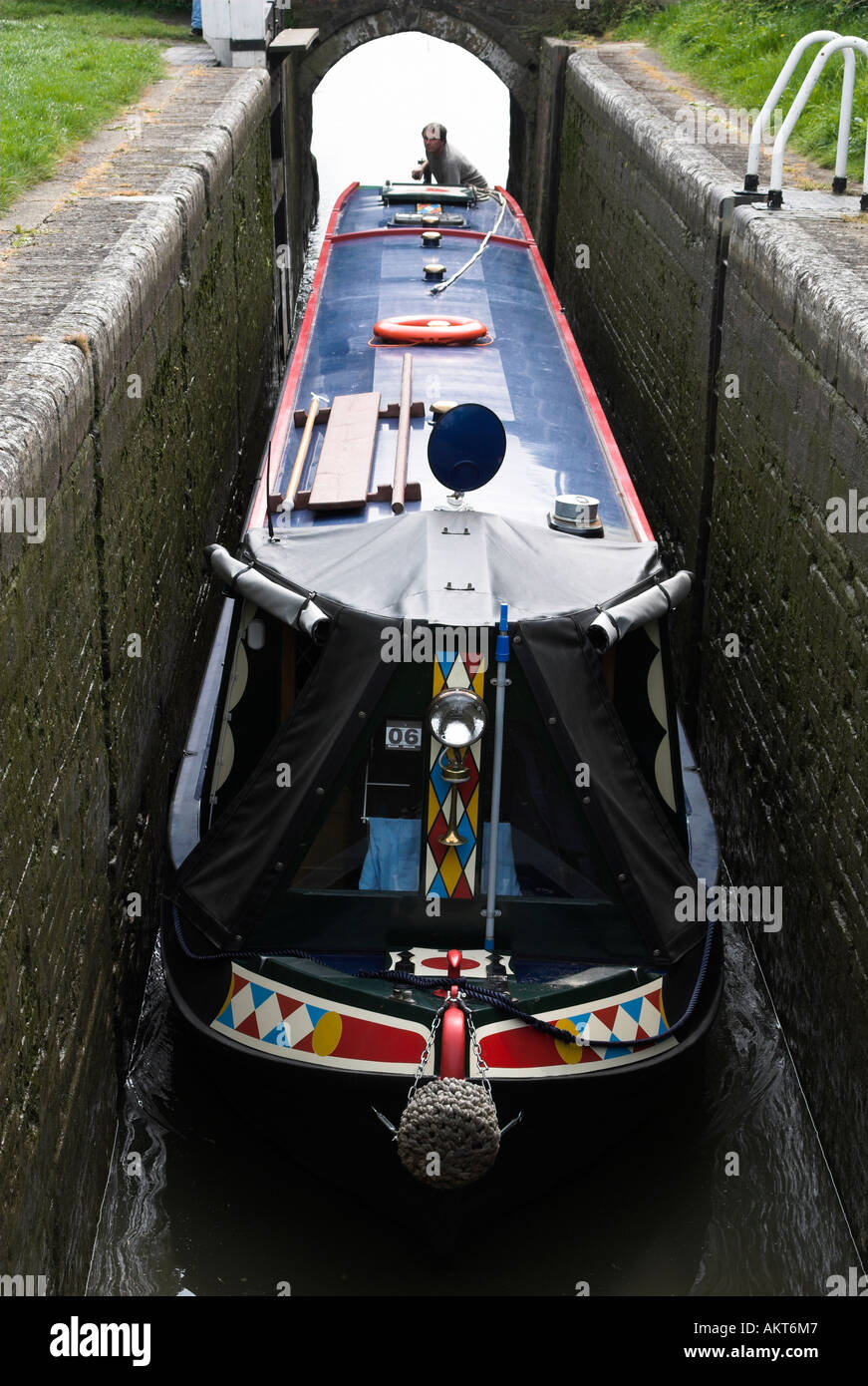 Narrow boat entering Nell Bridge lock on the Oxford Union canal Stock ...