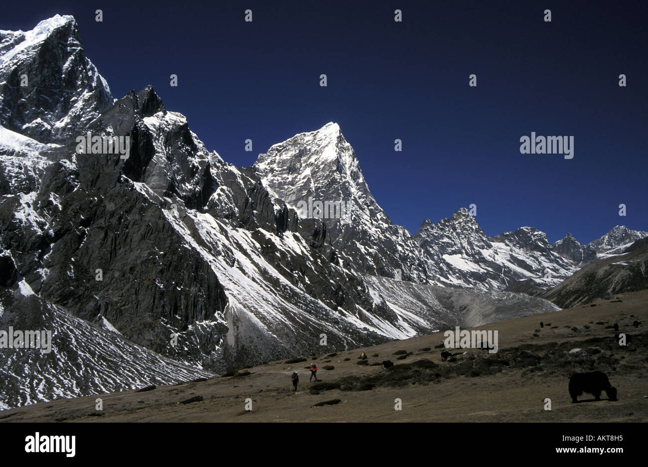 Everest routes hi-res stock photography and images - Alamy