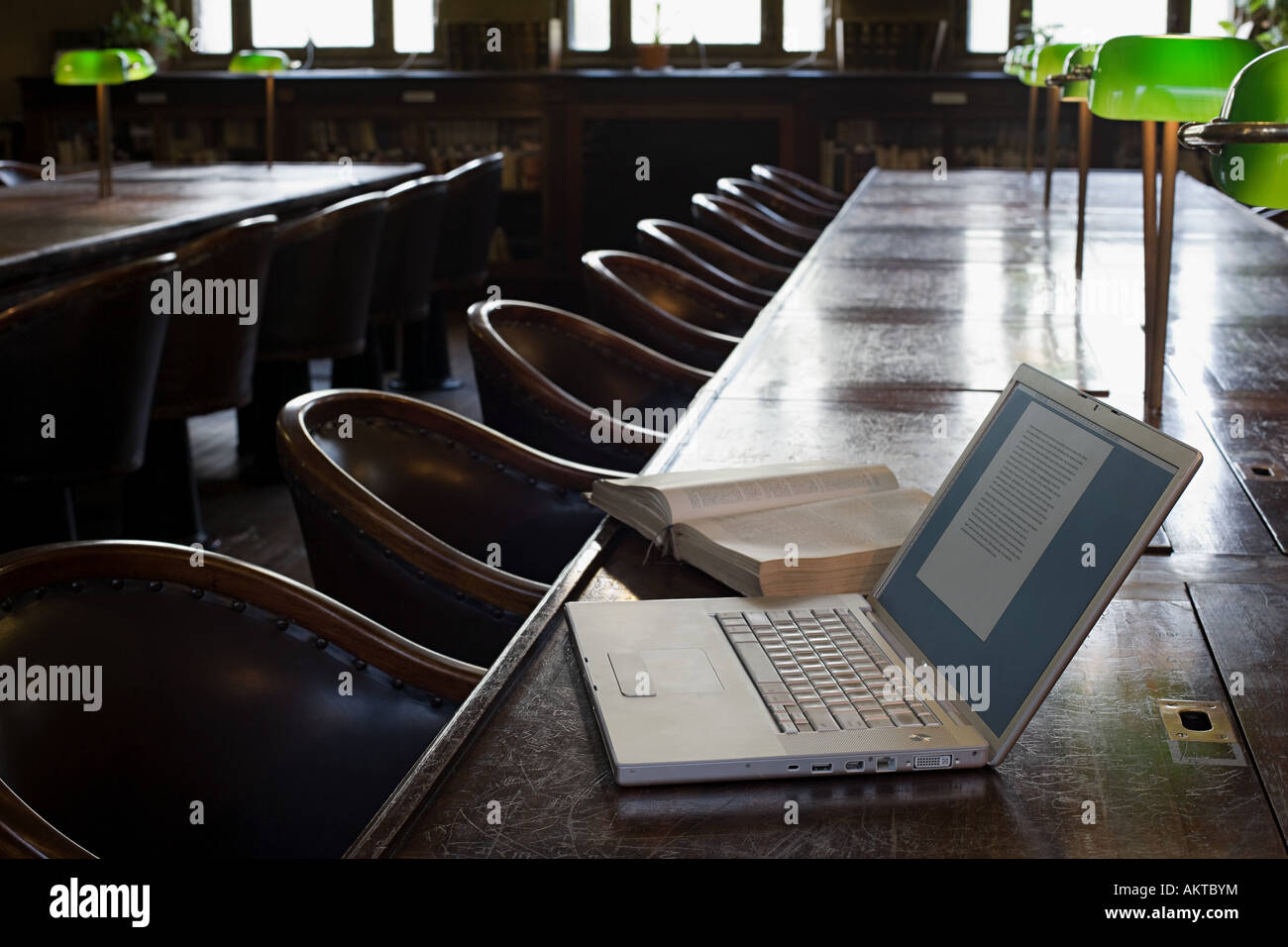 Traditional library hi-res stock photography and images - Alamy