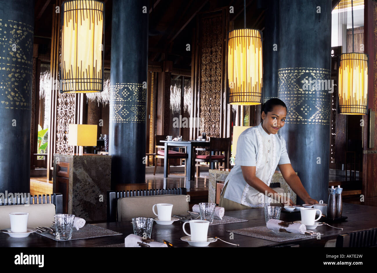 Maldives, North Malé Atoll, One & Only Reethi Rah Hotel, waitress ...