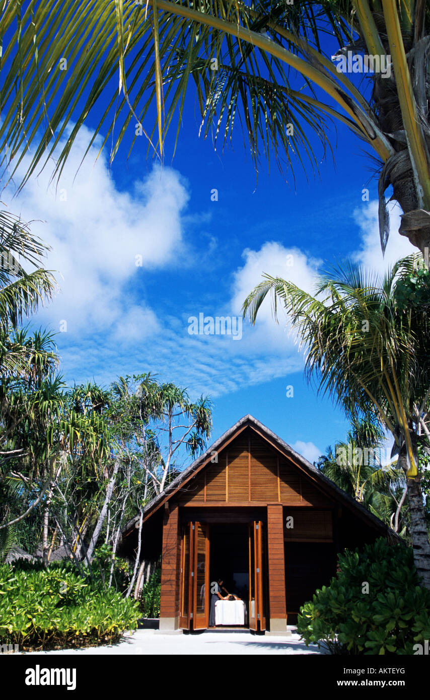 Maldives, North Malé Atoll, One & Only Reethi Rah Hotel, care hut of ...