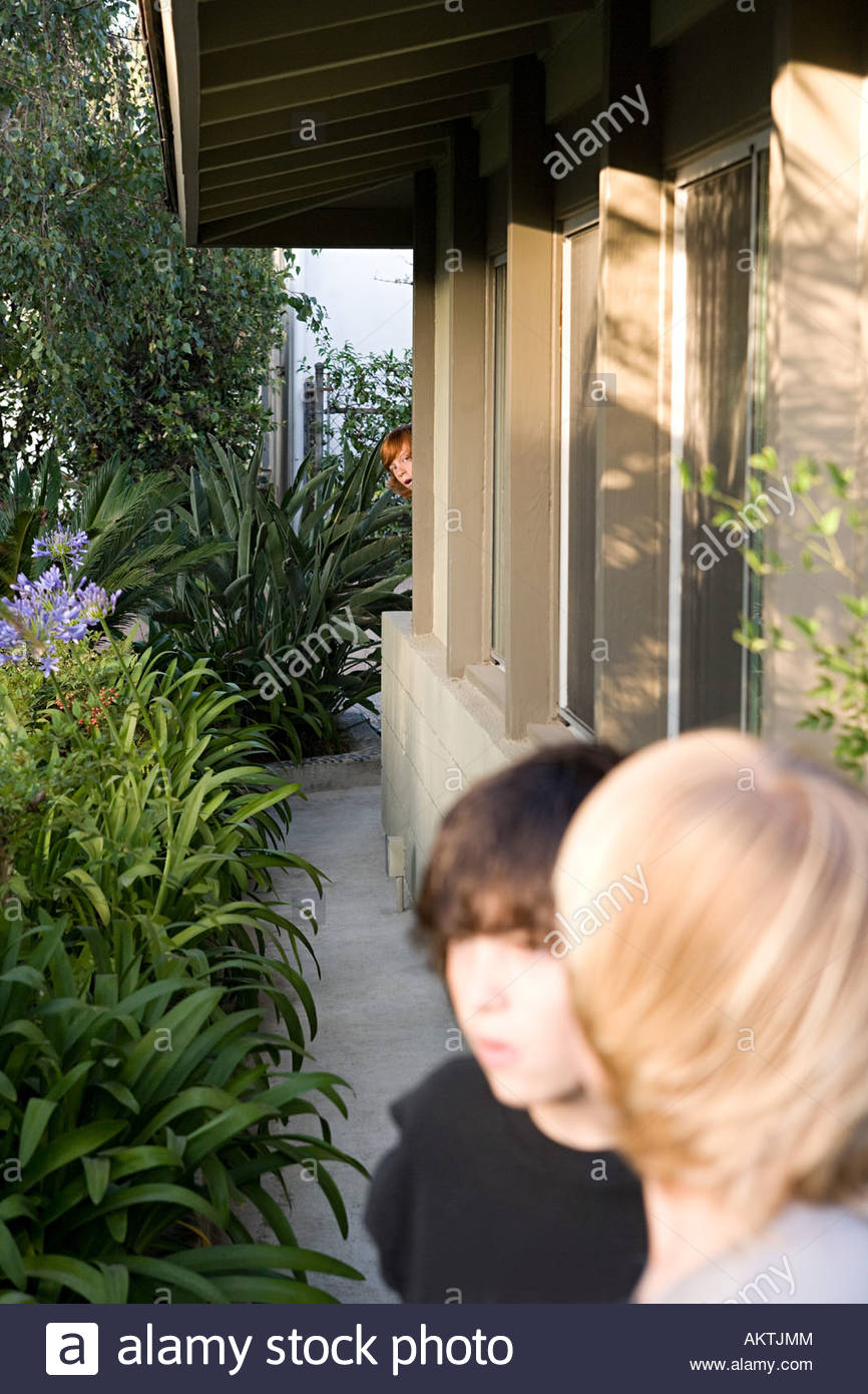 Hiding Behind Wall Stock Photos & Hiding Behind Wall Stock Images - Alamy