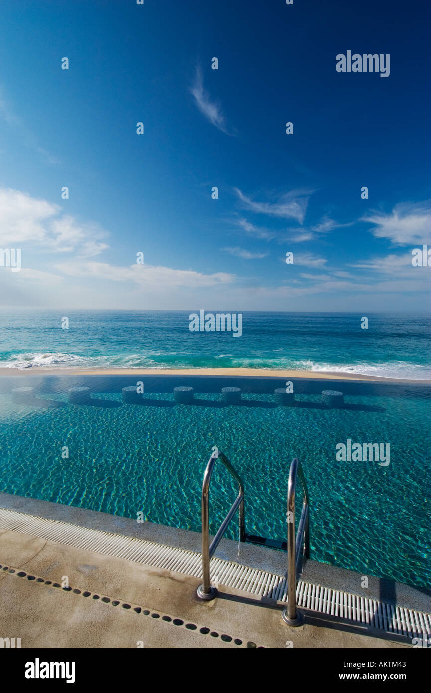 Infinity pool overlooking ocean Stock Photo - Alamy