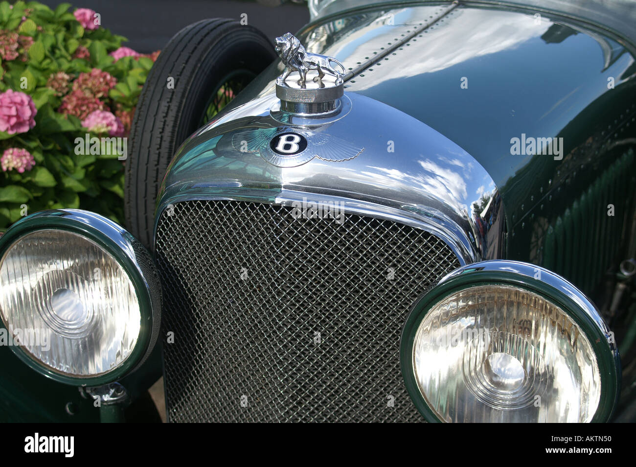 Bentley car iconic badge hi-res stock photography and images - Alamy