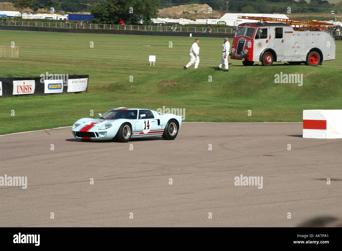 Racing cars at Goodwood circuit Stock Photo - Alamy