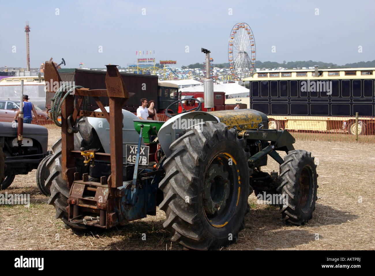 Vintage tractor on display steam hi-res stock photography and images ...