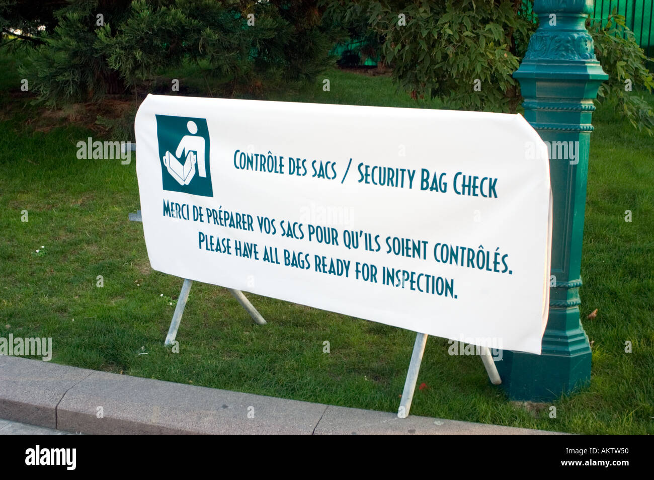 Security checking paris hi-res stock photography and images - Alamy