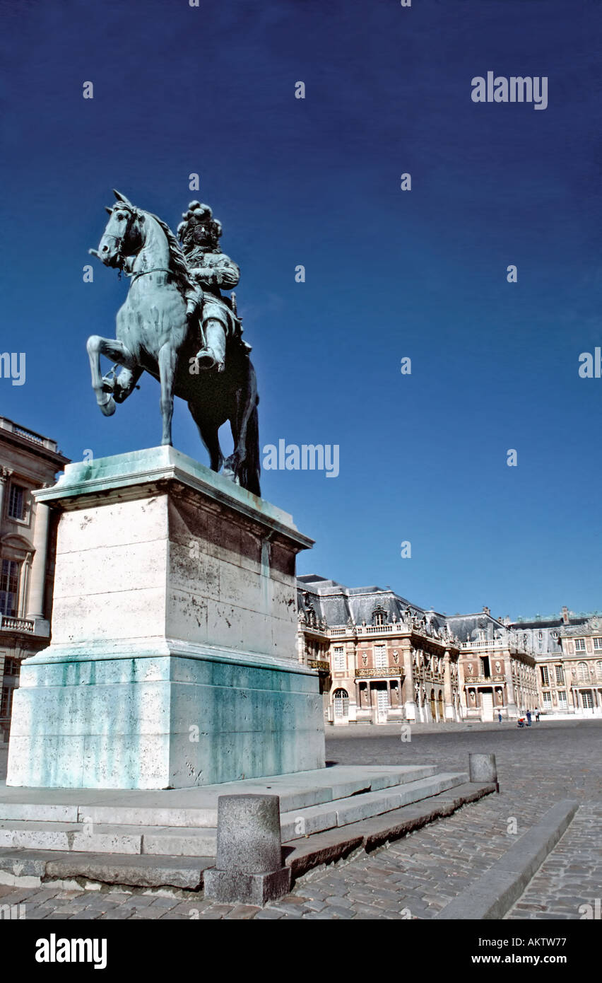 Statue de versailles hi-res stock photography and images - Alamy