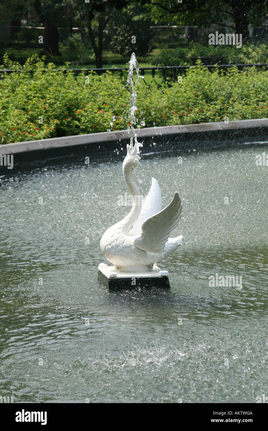 Forsyth park fountain swan hi-res stock photography and images - Alamy